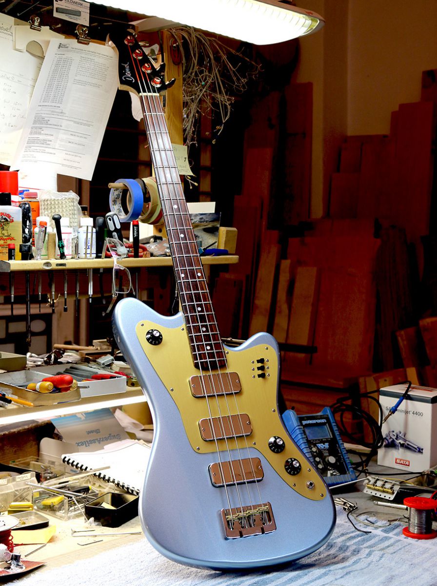 Deimel Firestar Bass »Moon Dust Blue« – Deimel Guitarworks